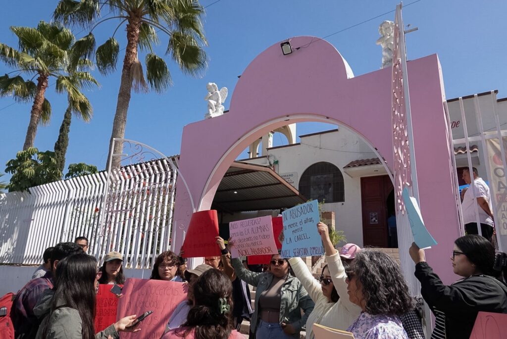 Protestan contra ‘Padre Noel’; jóvenes denunciaron presunto abuso ...